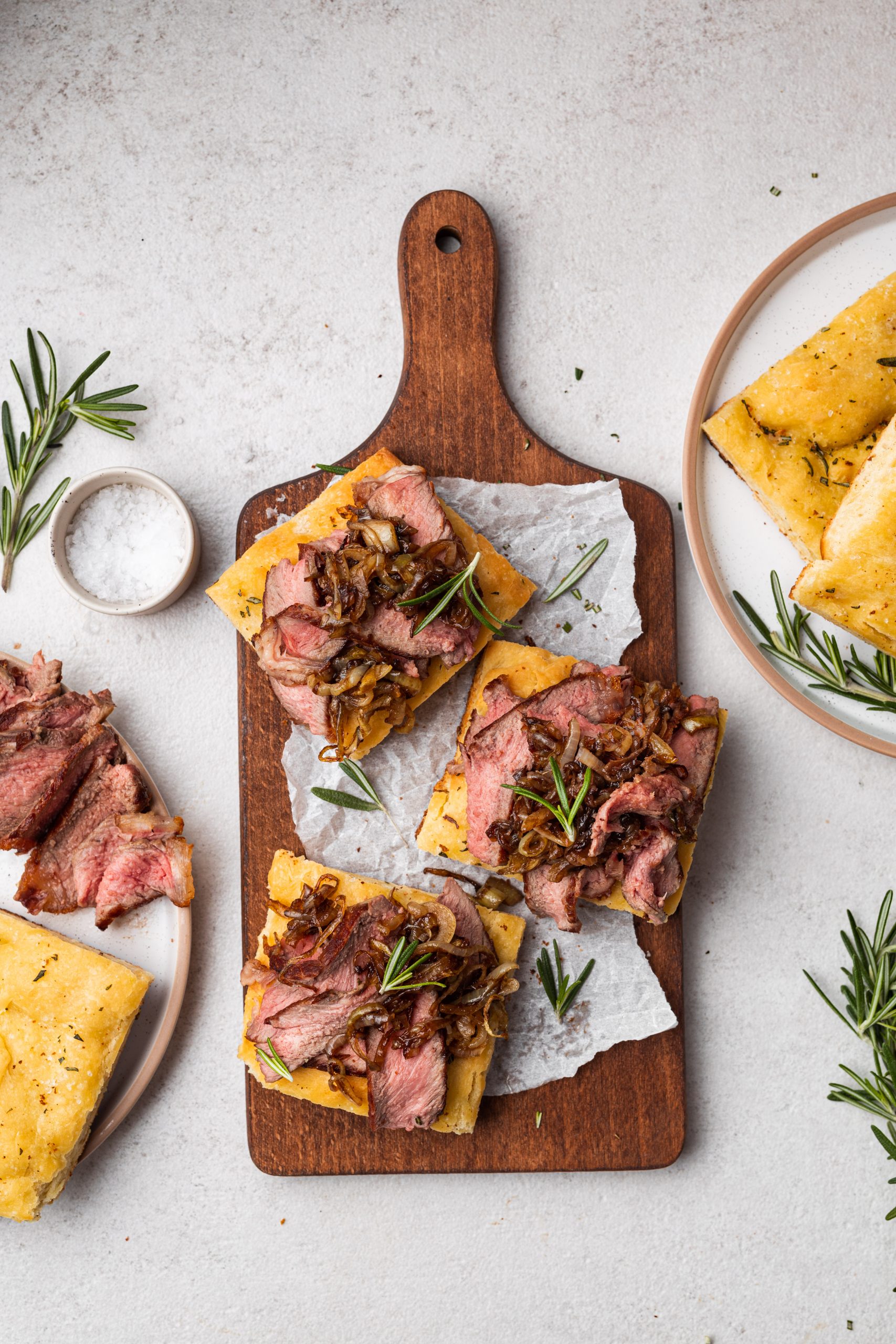 Naminė fokačija su steiko juostelėmis ir karamelizuotais svogūnais ...