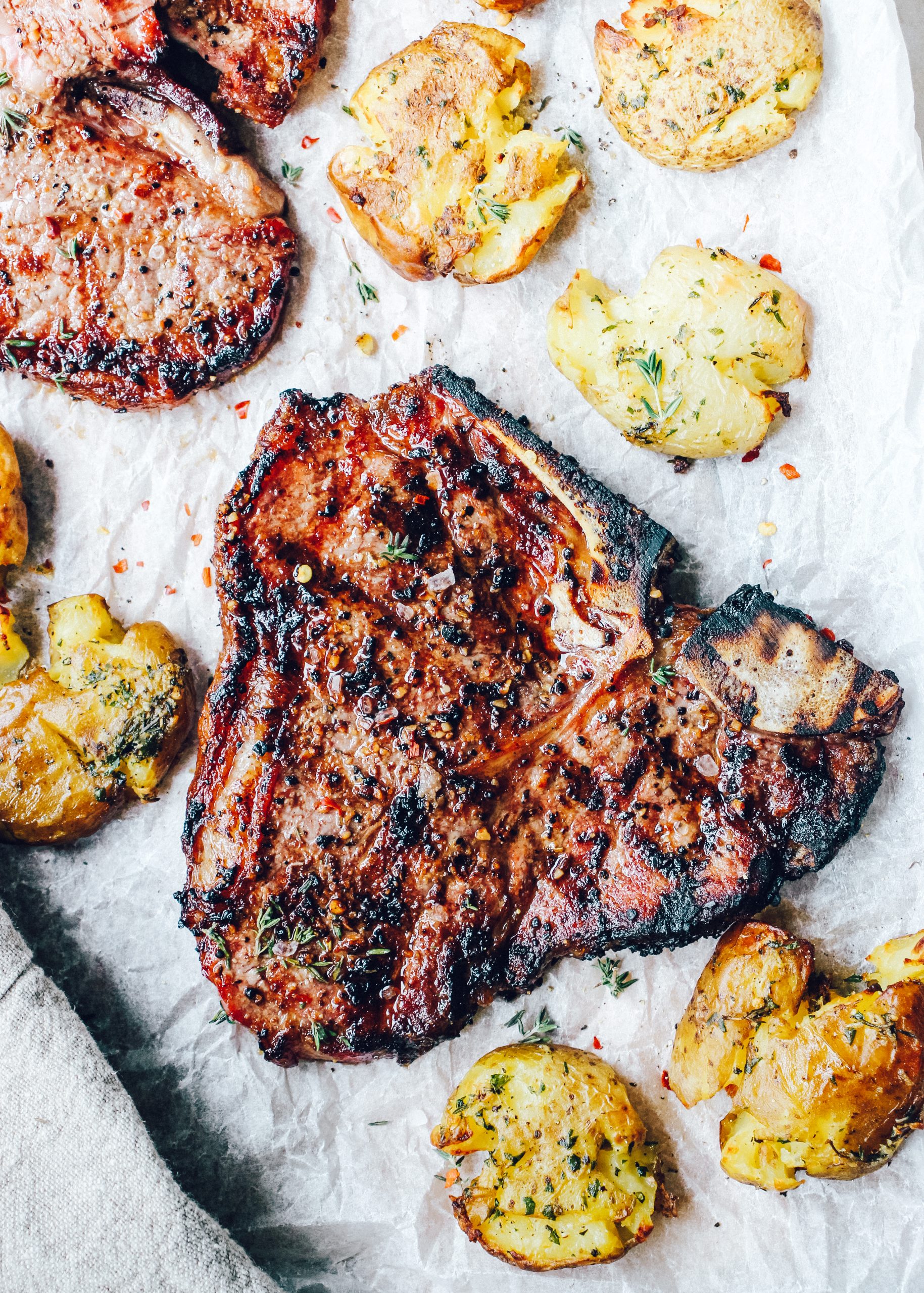 Grilintas T–bone steikas su traiškytomis bulvytėmis - Feel the Beef