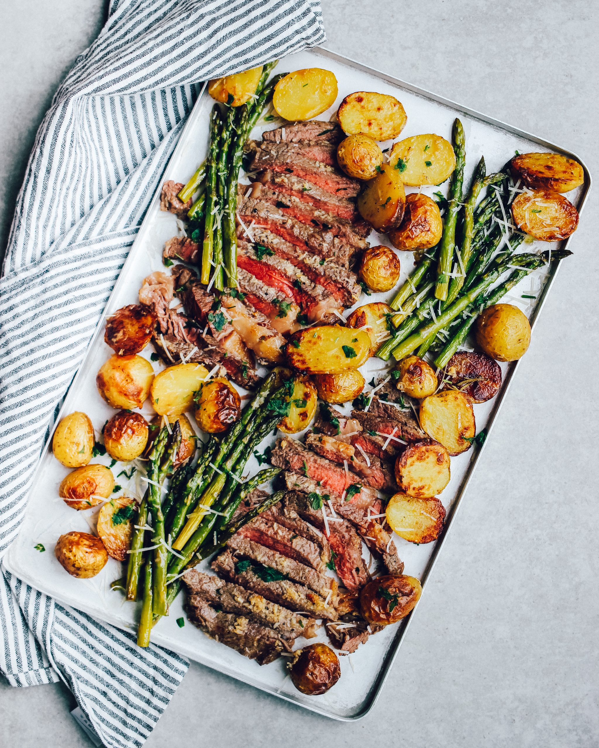 Steikas su česnakinėmis bulvytėmis ir parmezanu - Feel the Beef