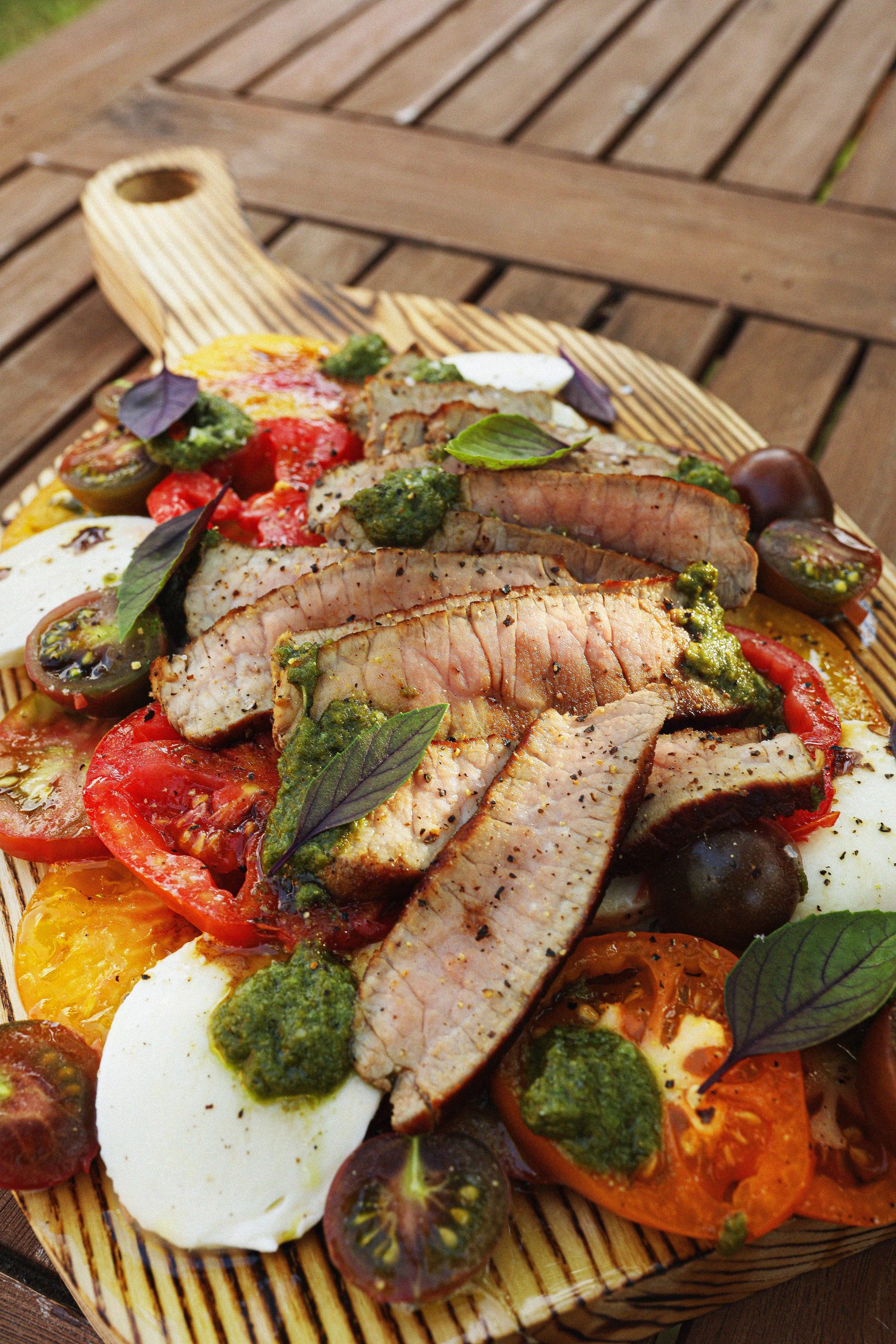 Kaprio salotos su jautienos juostelėmis ir pesto - Feel the Beef